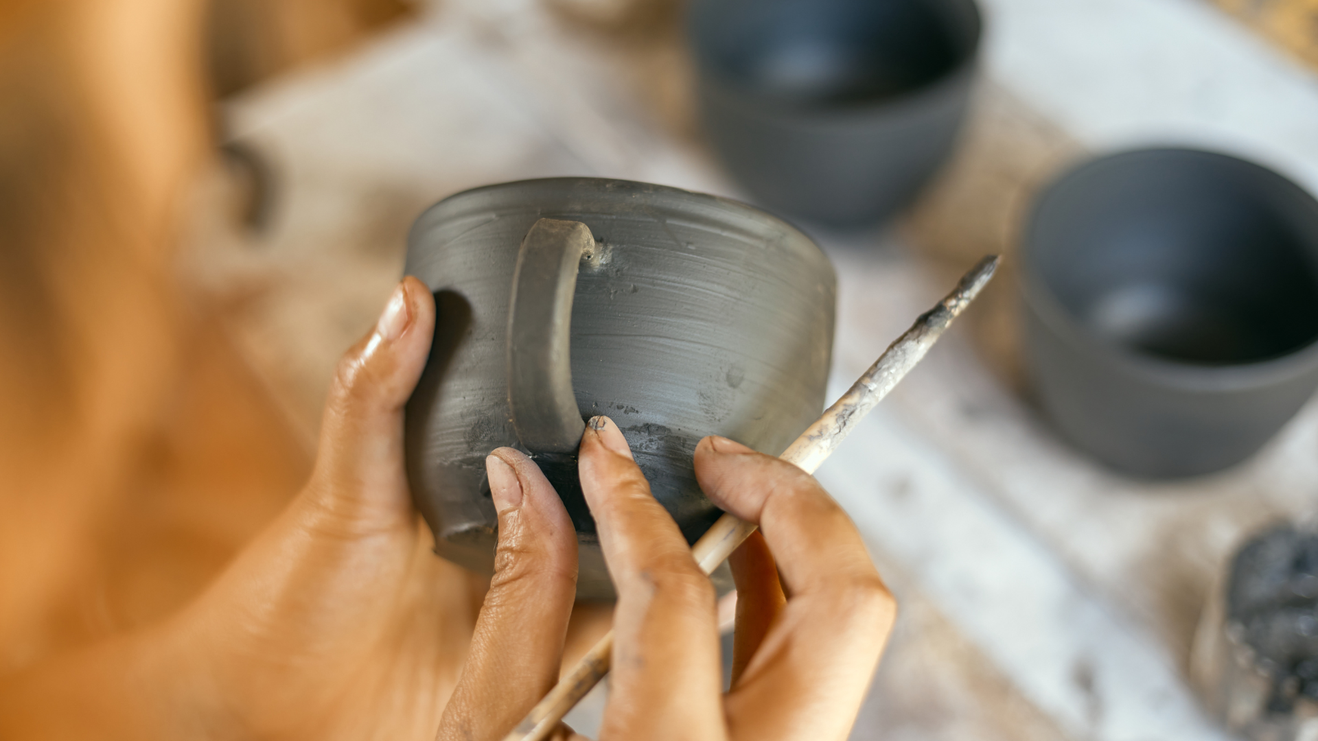 Clases de cerámica en Madrid: crea con tus manos - barbotina